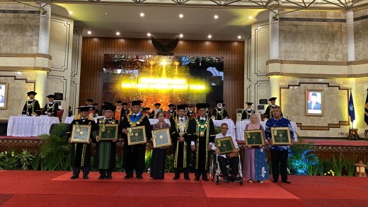 UPNVJ Chancellor Receives Widya Mwat Yasa Star Award from UPNVY ...