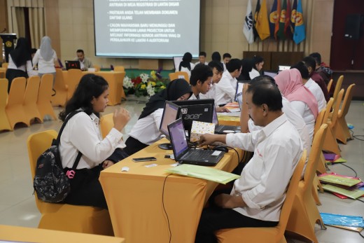 Mahasiswa Baru UPNVJ Jalur SEMA S1 Mengikuti Proses Daftar Ulang - UPN ...